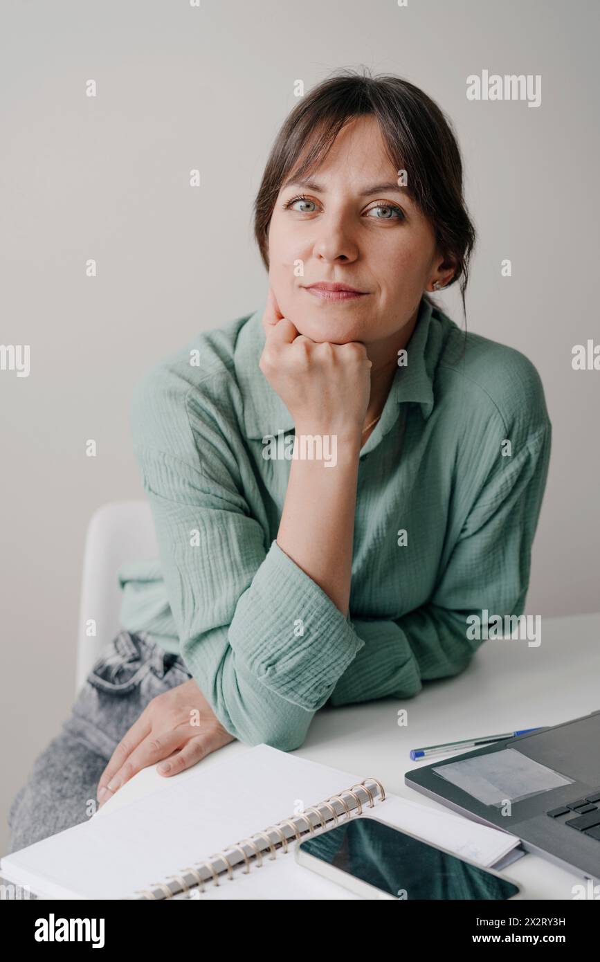 Chin table hi-res stock photography and images - Alamy