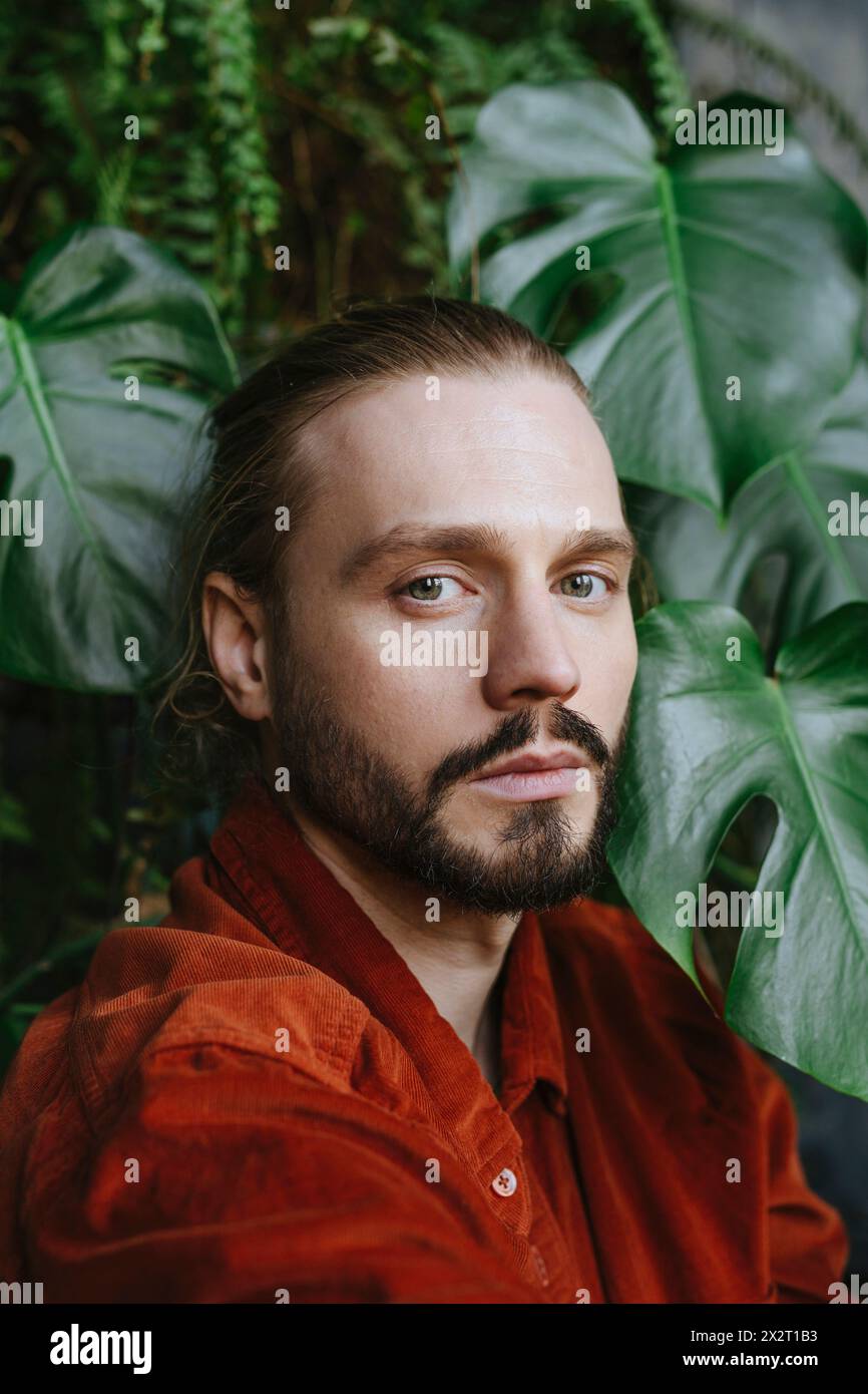 Man wearing red shirt hi-res stock photography and images - Alamy
