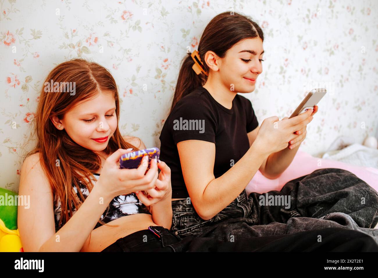 Girls using social media hi-res stock photography and images - Alamy