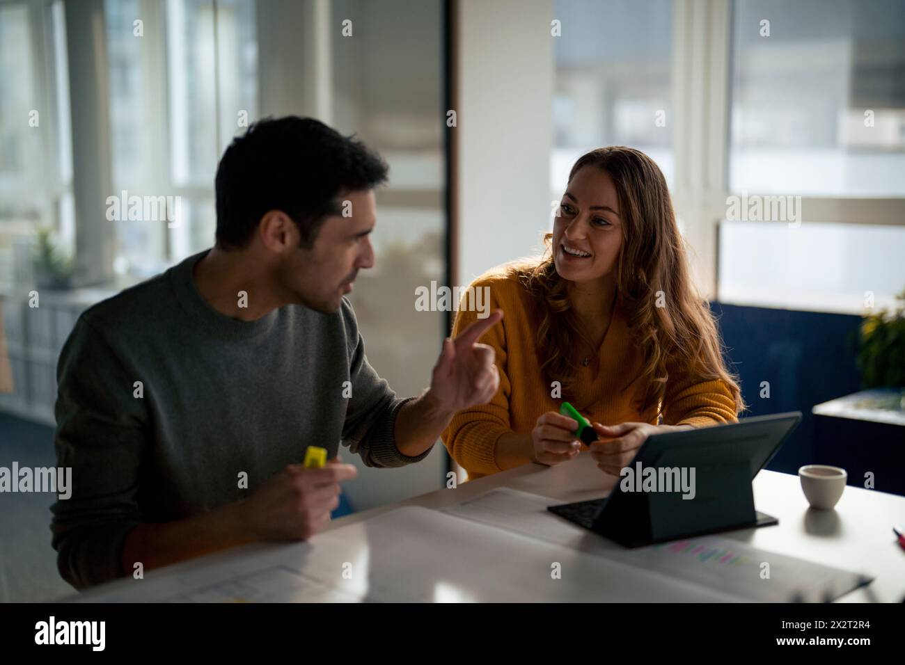 Office desk discussion hi-res stock photography and images - Alamy