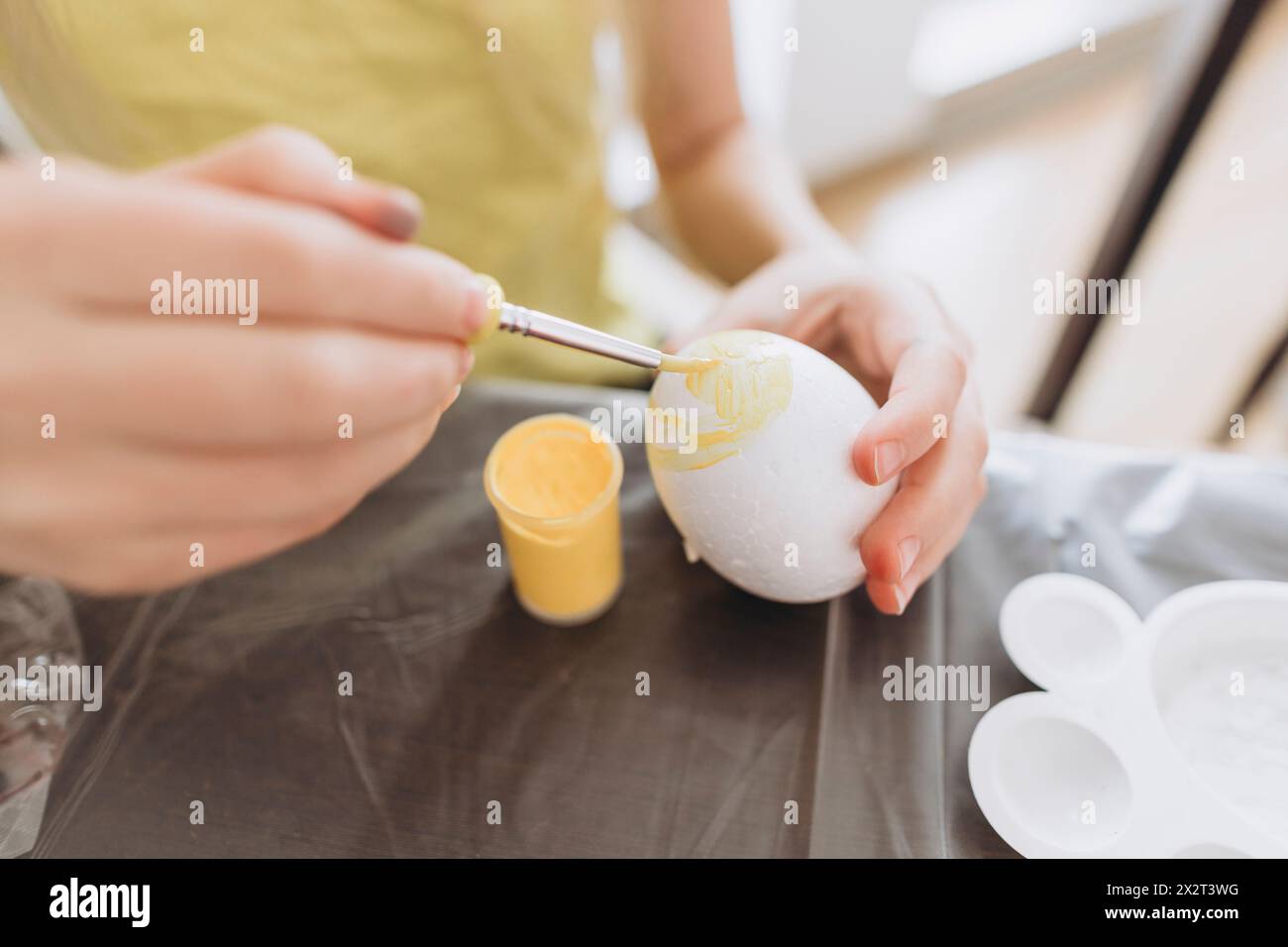 Girl 10 11 painting egg hi-res stock photography and images - Alamy