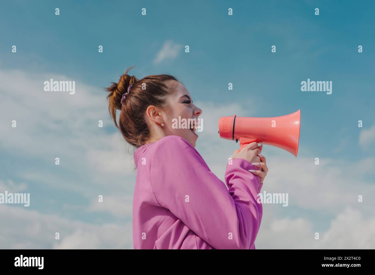 Side view young woman screaming hi-res stock photography and images - Alamy