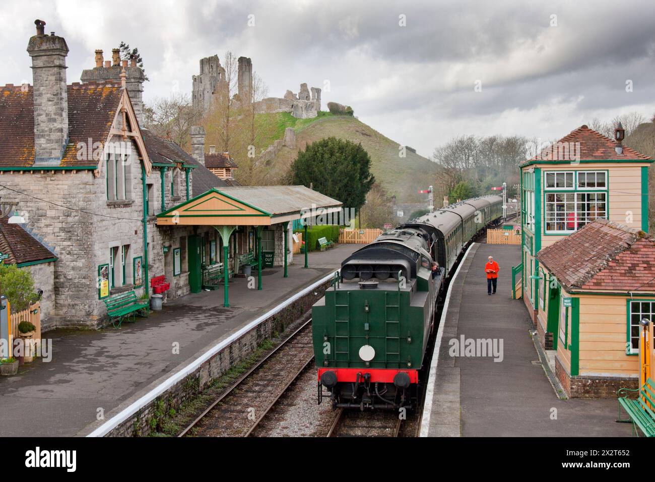 Station railway platform hi-res stock photography and images - Alamy