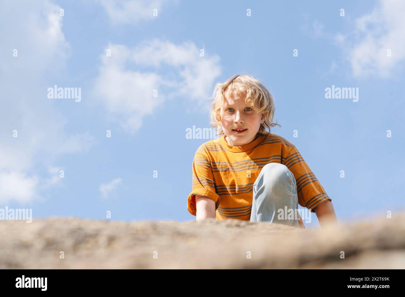 Child looking under rock hi-res stock photography and images - Alamy