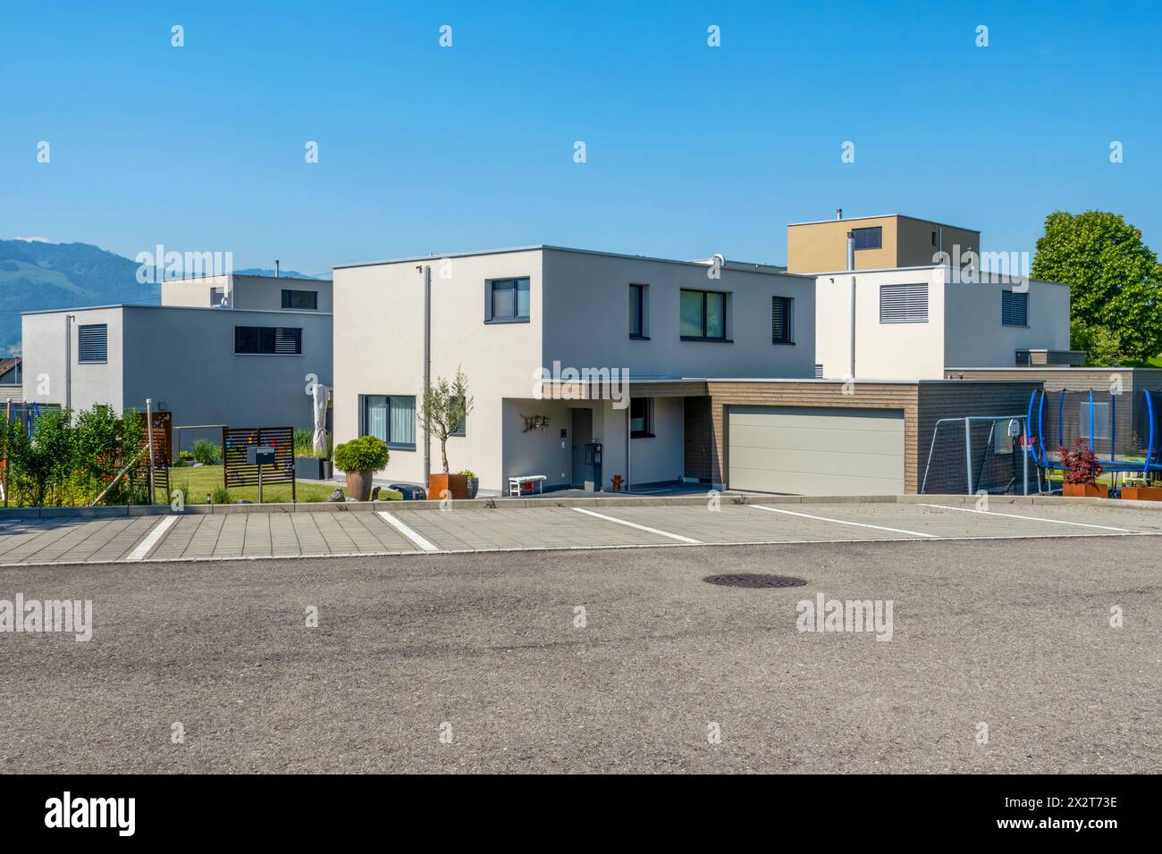 Modern energy efficient suburb houses hi-res stock photography and ...