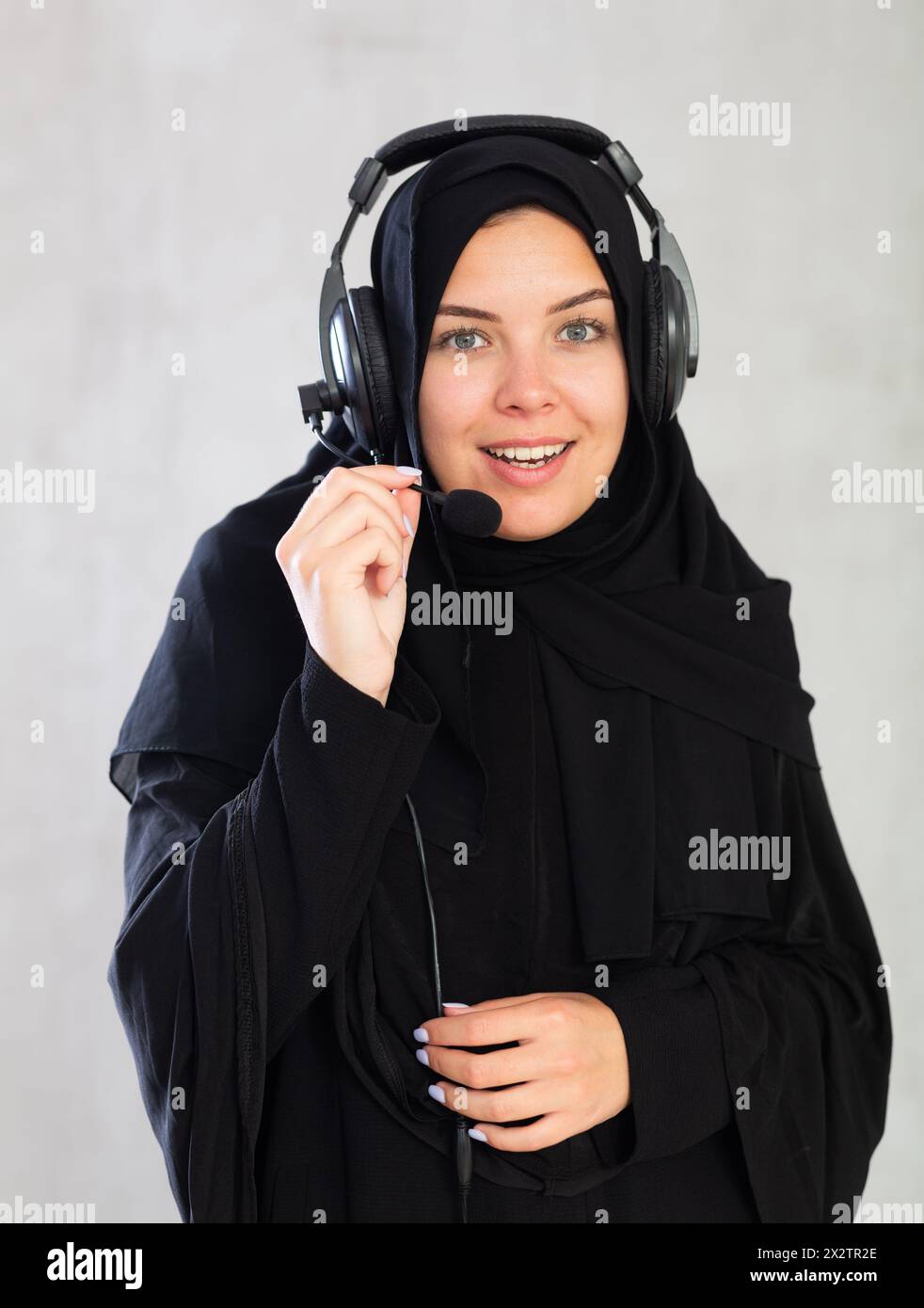 Middle eastern female microphone hi-res stock photography and images ...