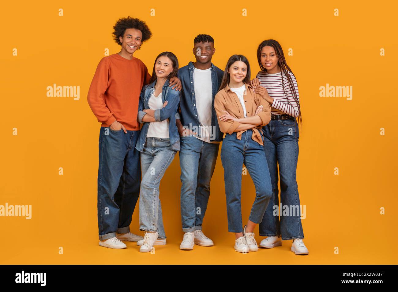 Group friends posing on hi-res stock photography and images - Alamy