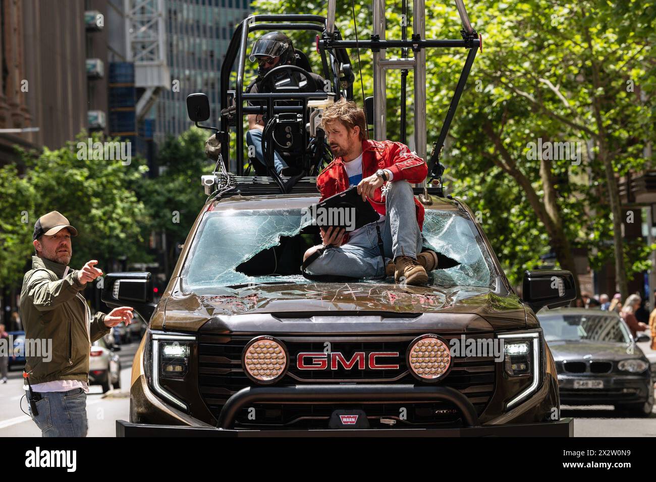 THE FALL GUY, from left: director David Leitch, Ryan Gosling, on set ...
