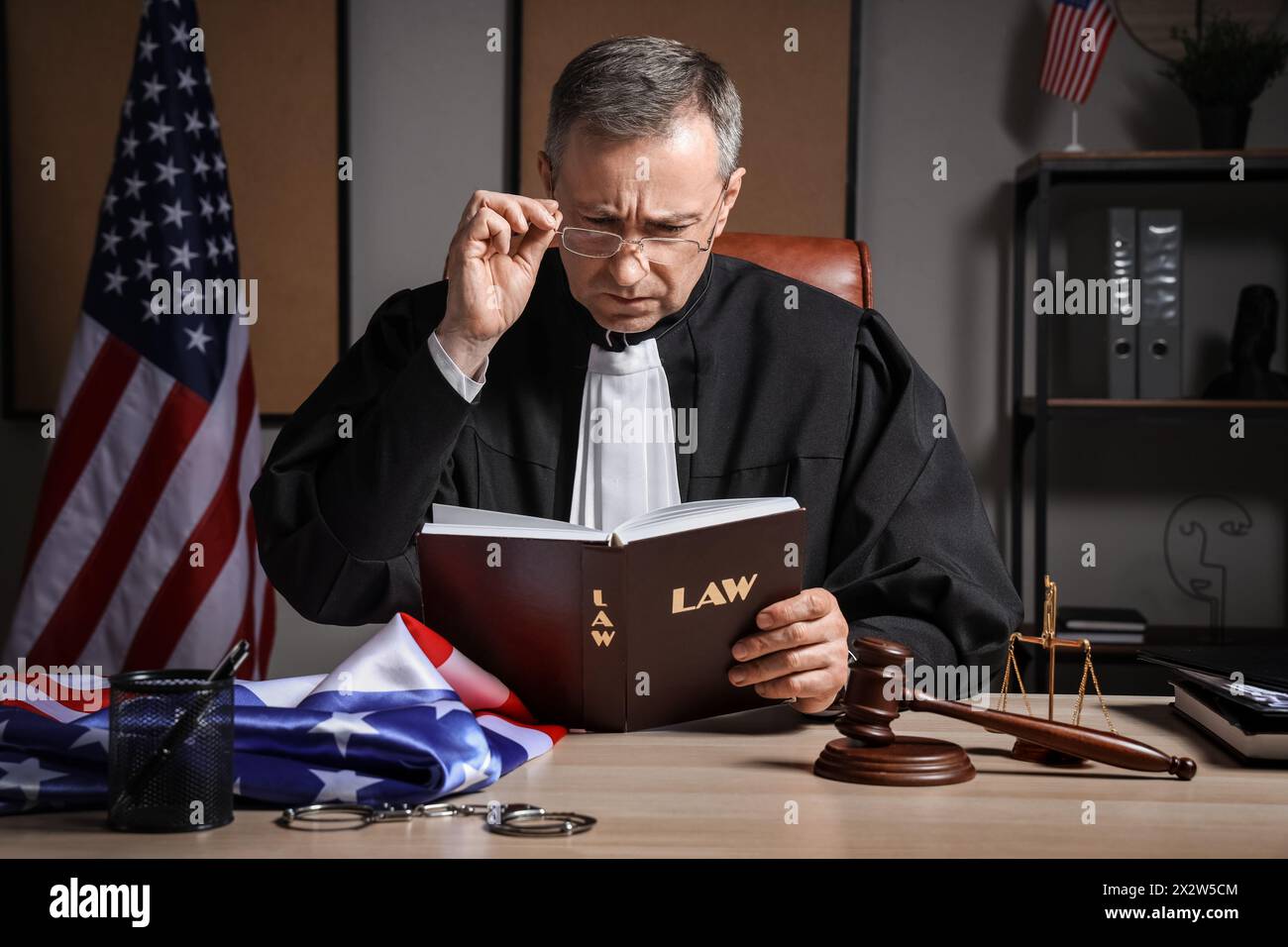 Judge reading in court hi-res stock photography and images - Alamy