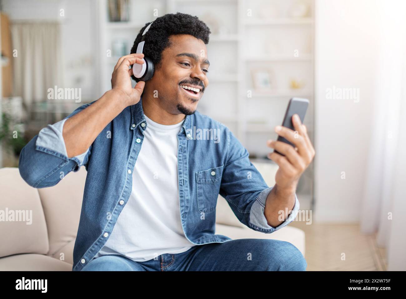 African american guy home hi-res stock photography and images - Alamy