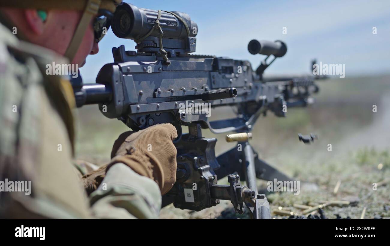 An M240 machine gunner from the Oregon National Guard's 41st Infantry ...