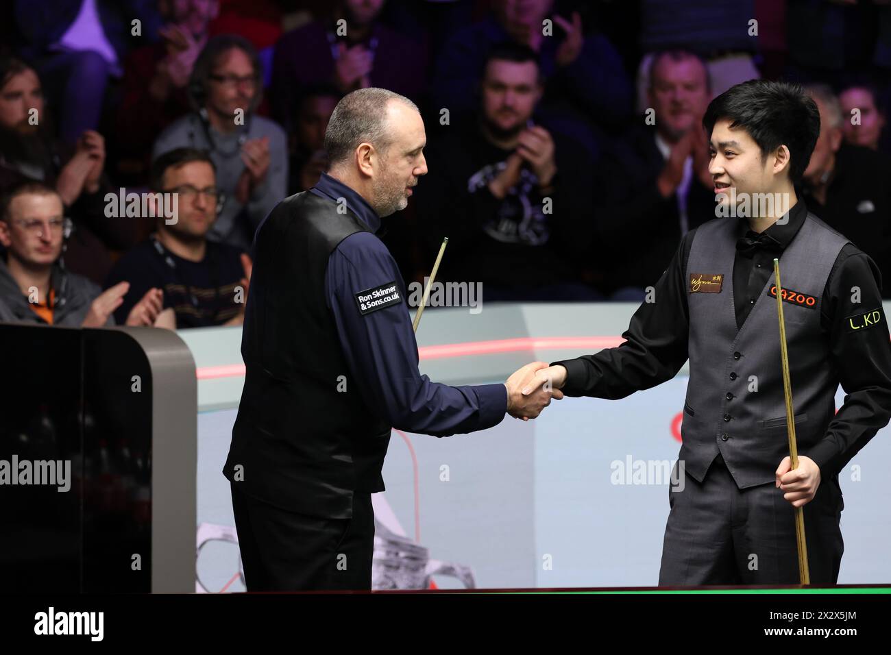 Sheffield, Britain. 23rd Apr, 2024. Si Jiahui (R) of China greets Mark ...