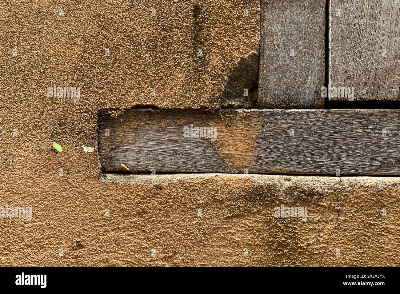 Dirty wall with broken hi-res stock photography and images - Alamy