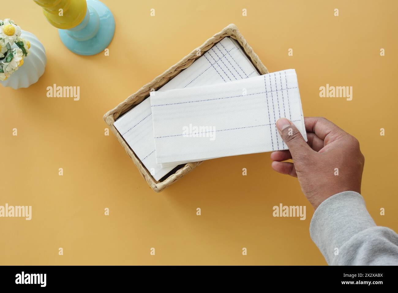 Pulling out the tissue paper hi-res stock photography and images - Alamy