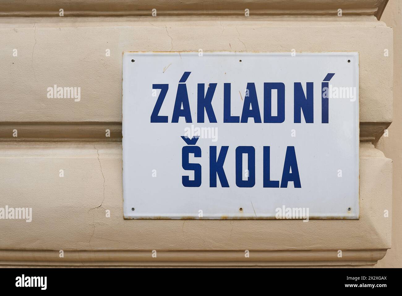 Primary school entrance sign hi-res stock photography and images - Alamy