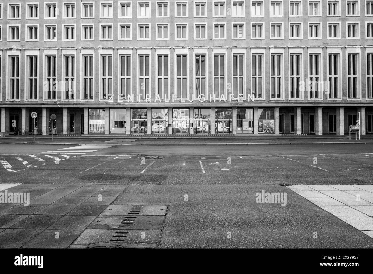 Exterior view historic grand Black and White Stock Photos & Images - Alamy