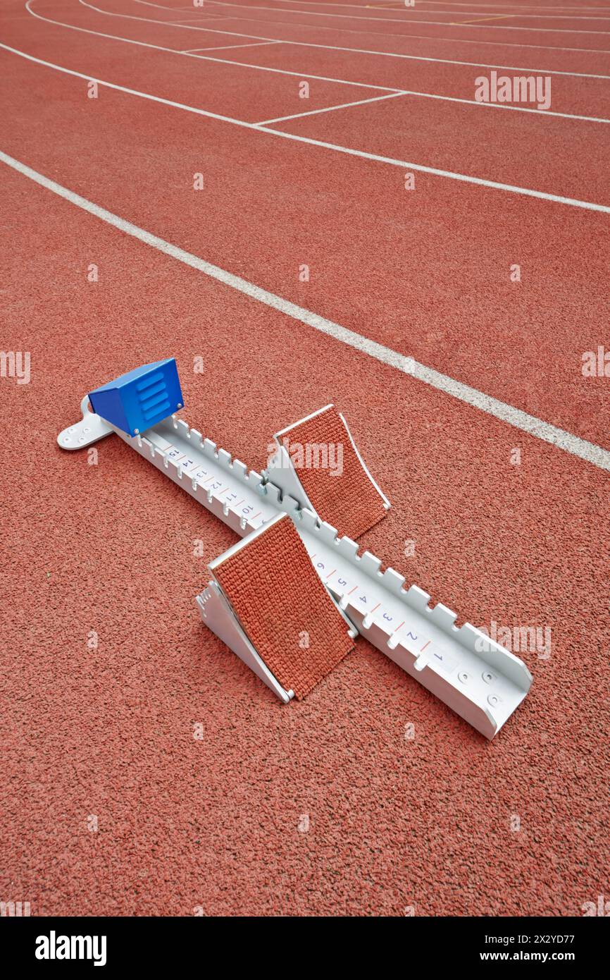 Feet starting blocks hi-res stock photography and images - Alamy