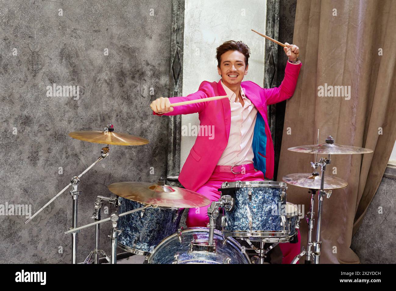 Drummer in suit plays drums hi-res stock photography and images - Alamy