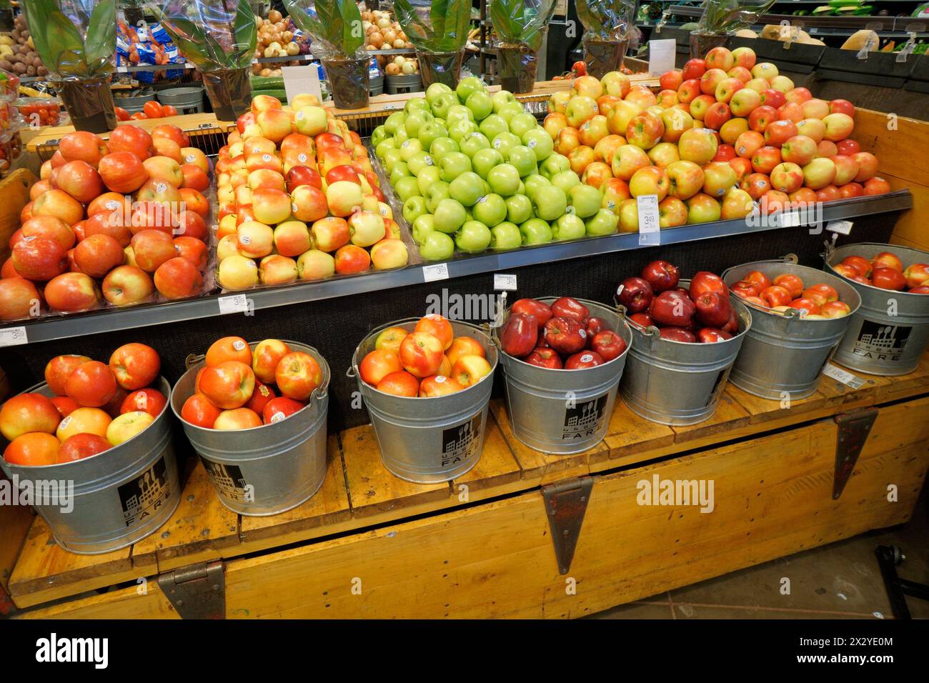 Grocery store interior colorful hi-res stock photography and images - Alamy
