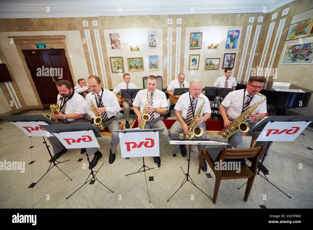 MOSCOW - AUG 3: Jazz-band performs in foyer of Central House of culture ...