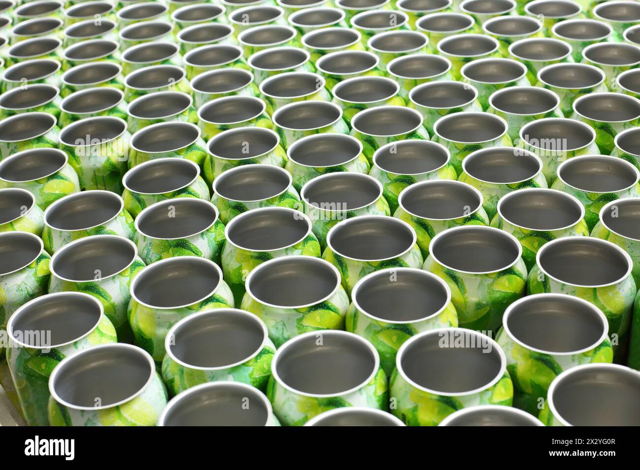 Empty aluminum cans hi-res stock photography and images - Alamy