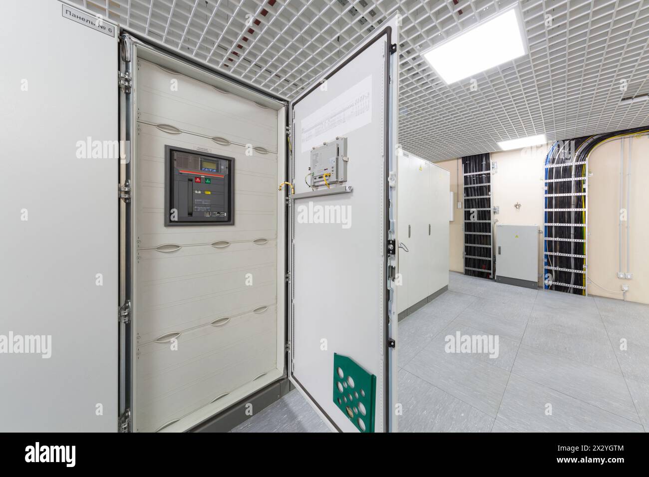 Telecommunications network control room hi-res stock photography and ...