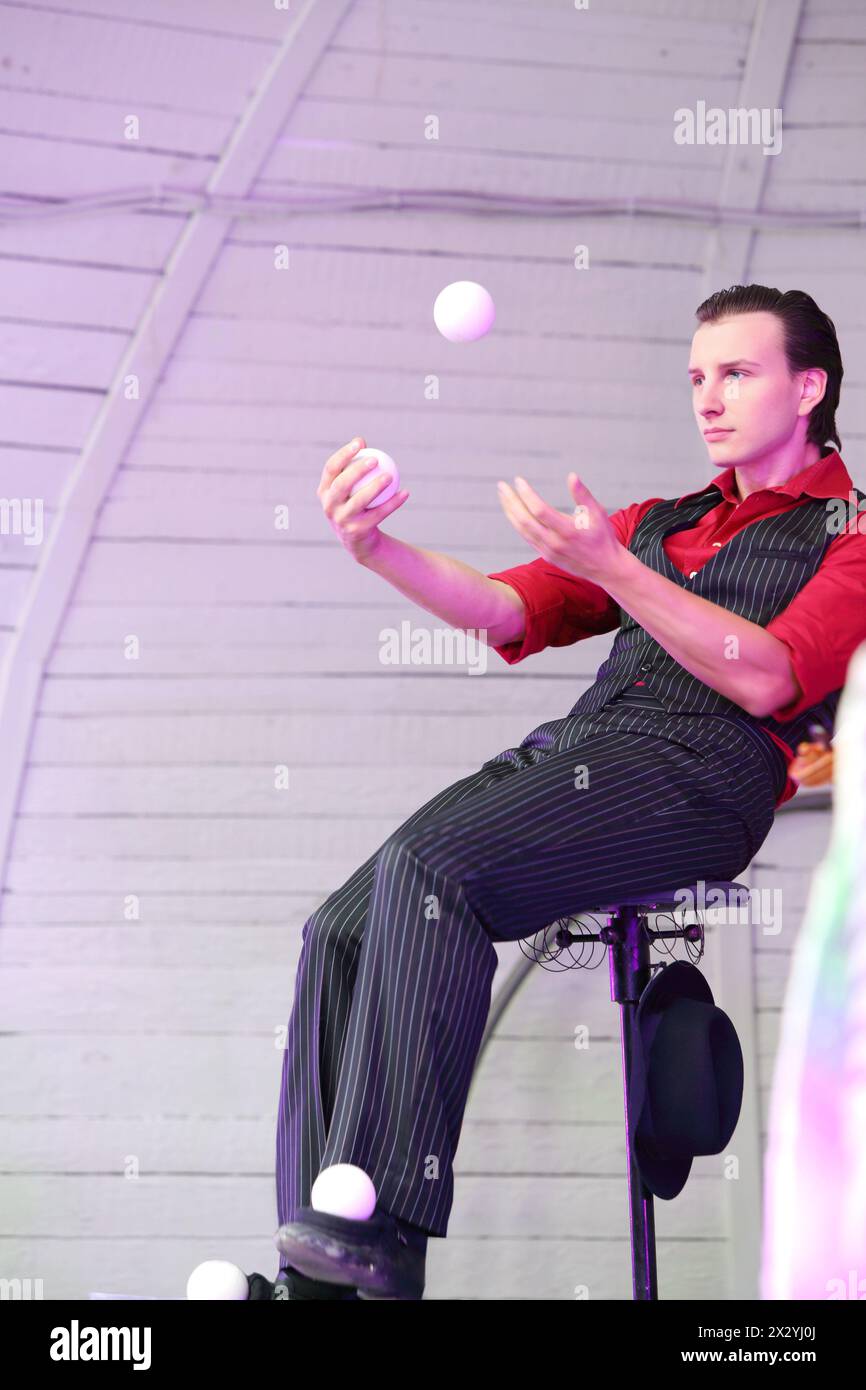 Juggling balls and circus hi-res stock photography and images - Alamy