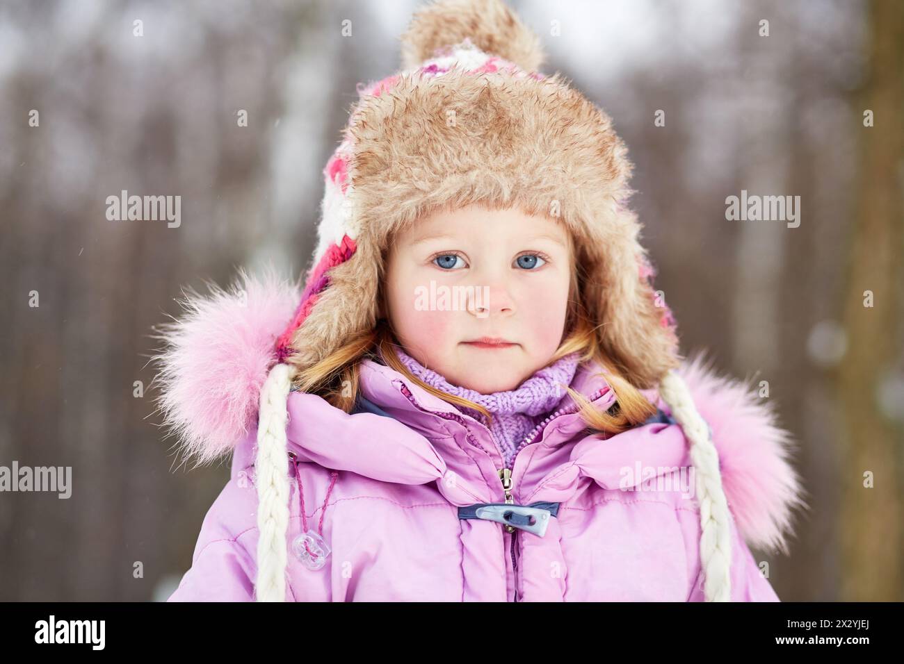 Humeral portrait of little girl in winter park Stock Photo - Alamy