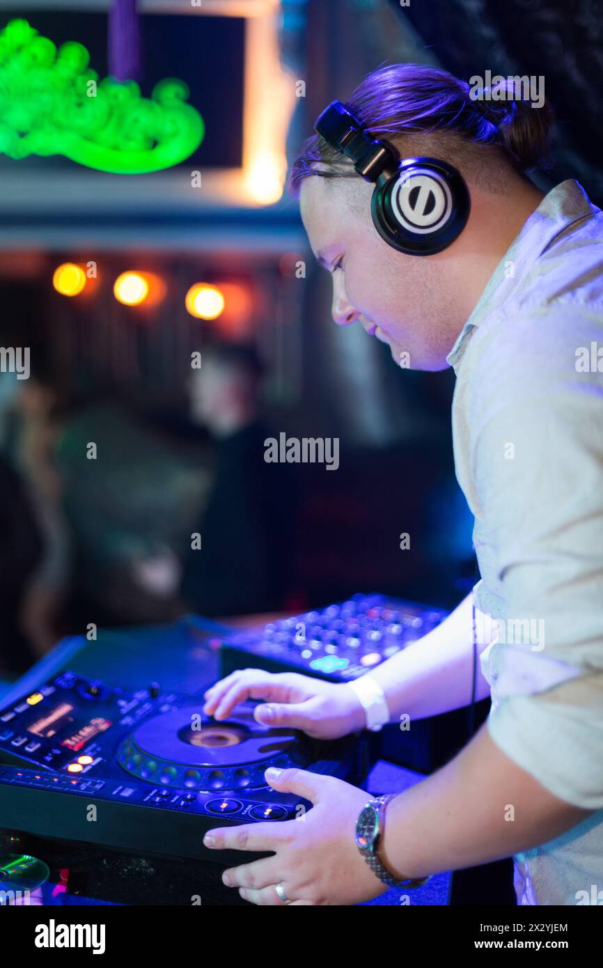 Profile portrait DJ turns the records at the club Stock Photo - Alamy