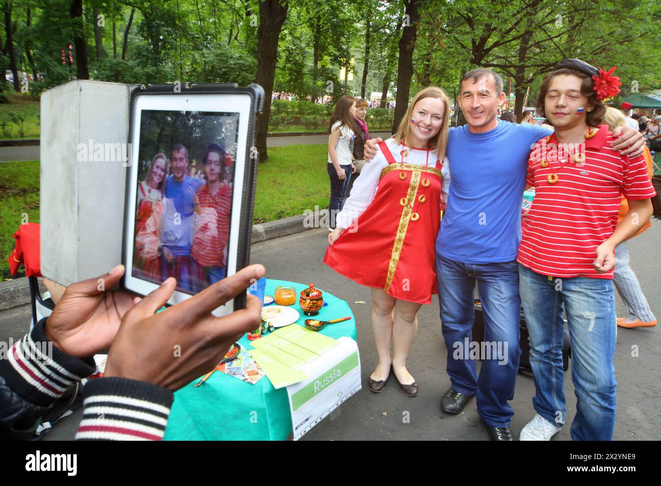 MOSCOW - AUGUST 17: Man is photographed with people in Russian folk ...