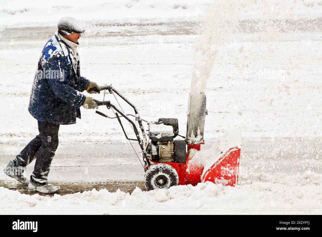 Man removes snow blower winter hi-res stock photography and images - Alamy