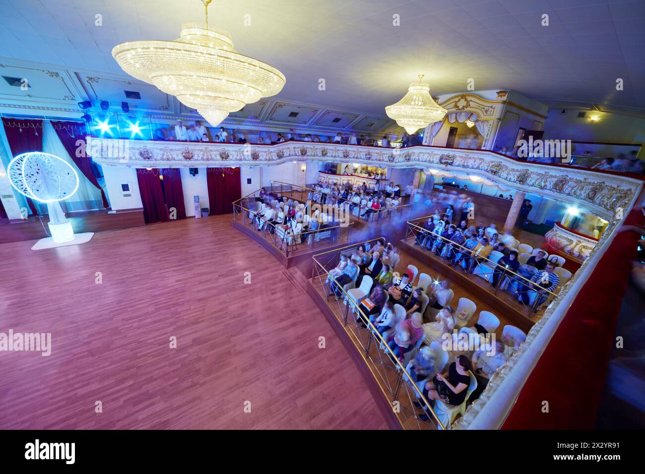MOSCOW - JAN 5: (Long exposure) Spectators at Golden Room of Surikov ...