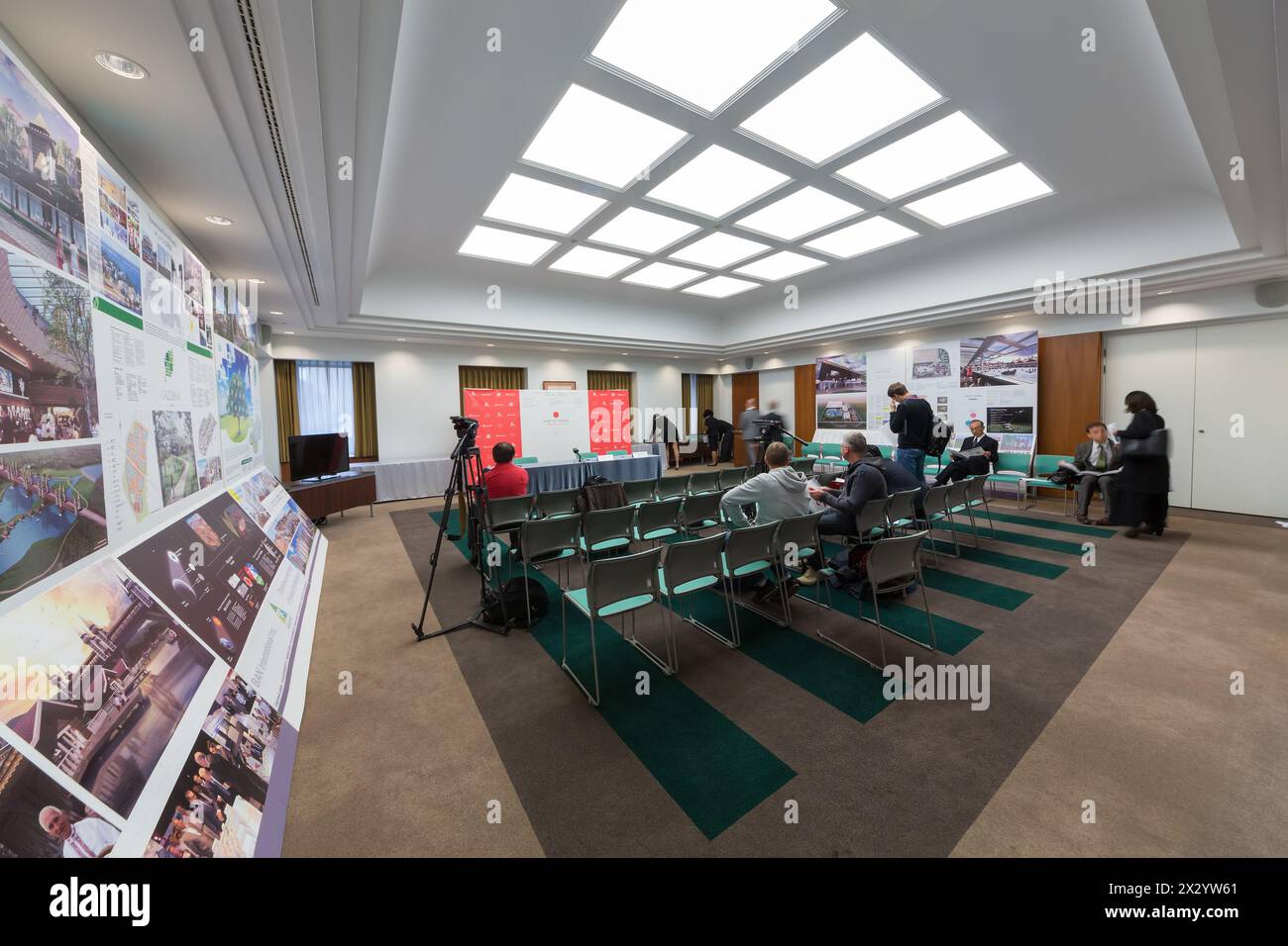 MOSCOW - OCT 10: Preparation for the meeting on the Exhibition Forum ...