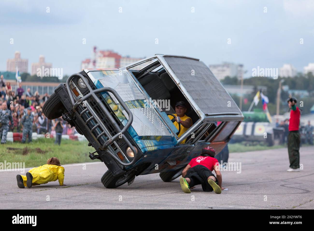 Car under stunt hi-res stock photography and images - Alamy