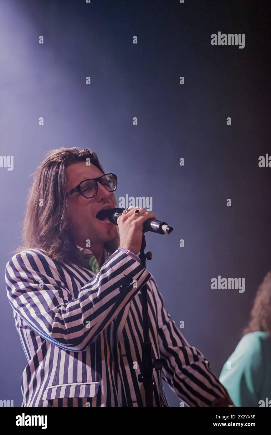 Il solito dandy hi-res stock photography and images - Alamy