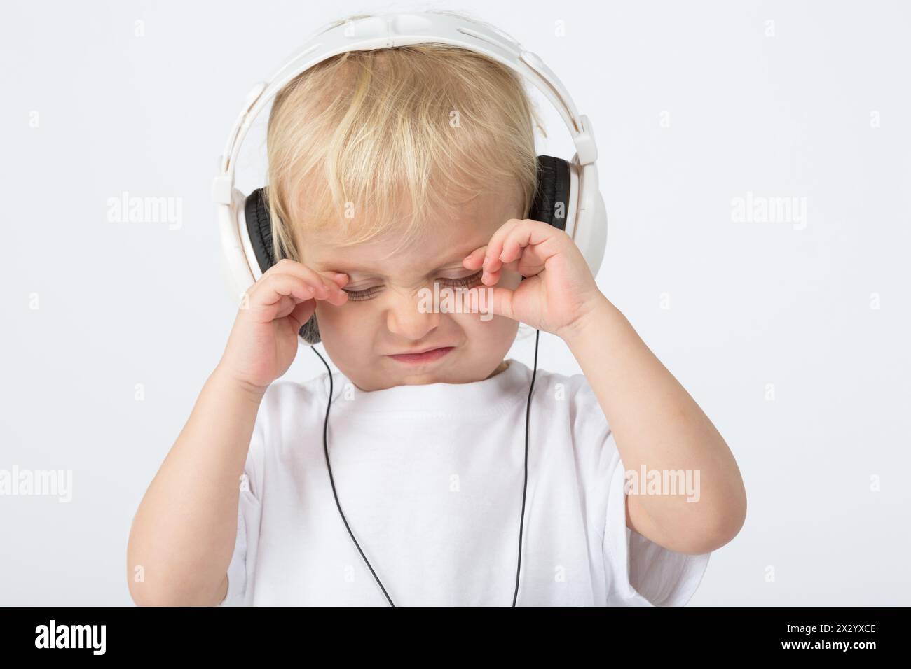 Person crying headphones hi-res stock photography and images - Alamy