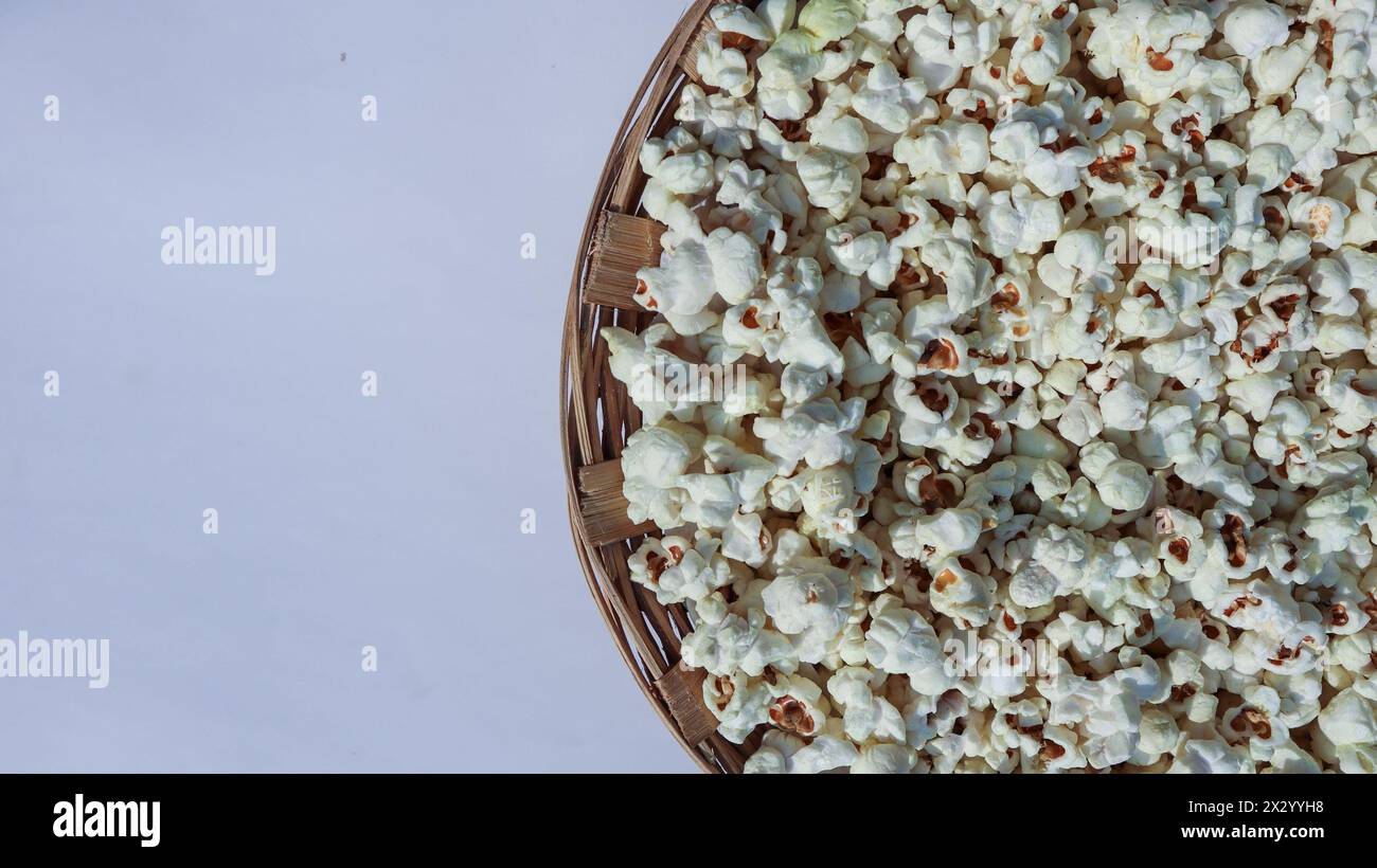Fresh popcorns ready to eat. popcorn snacks Stock Photo - Alamy