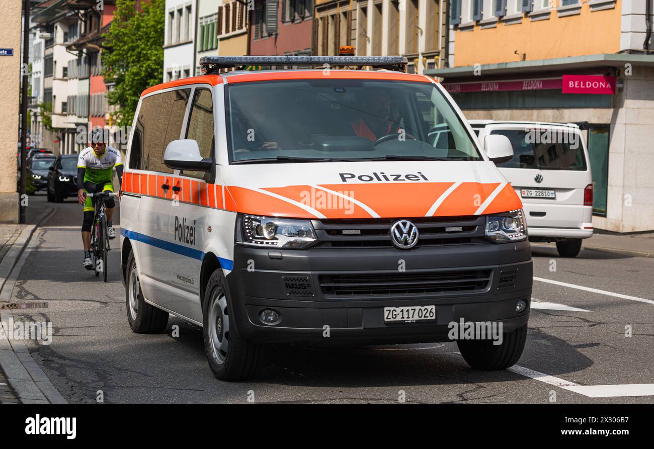 Ein Einsatzfahrzeug der Zuger Polizei fährt in der Stadt Zug in der ...