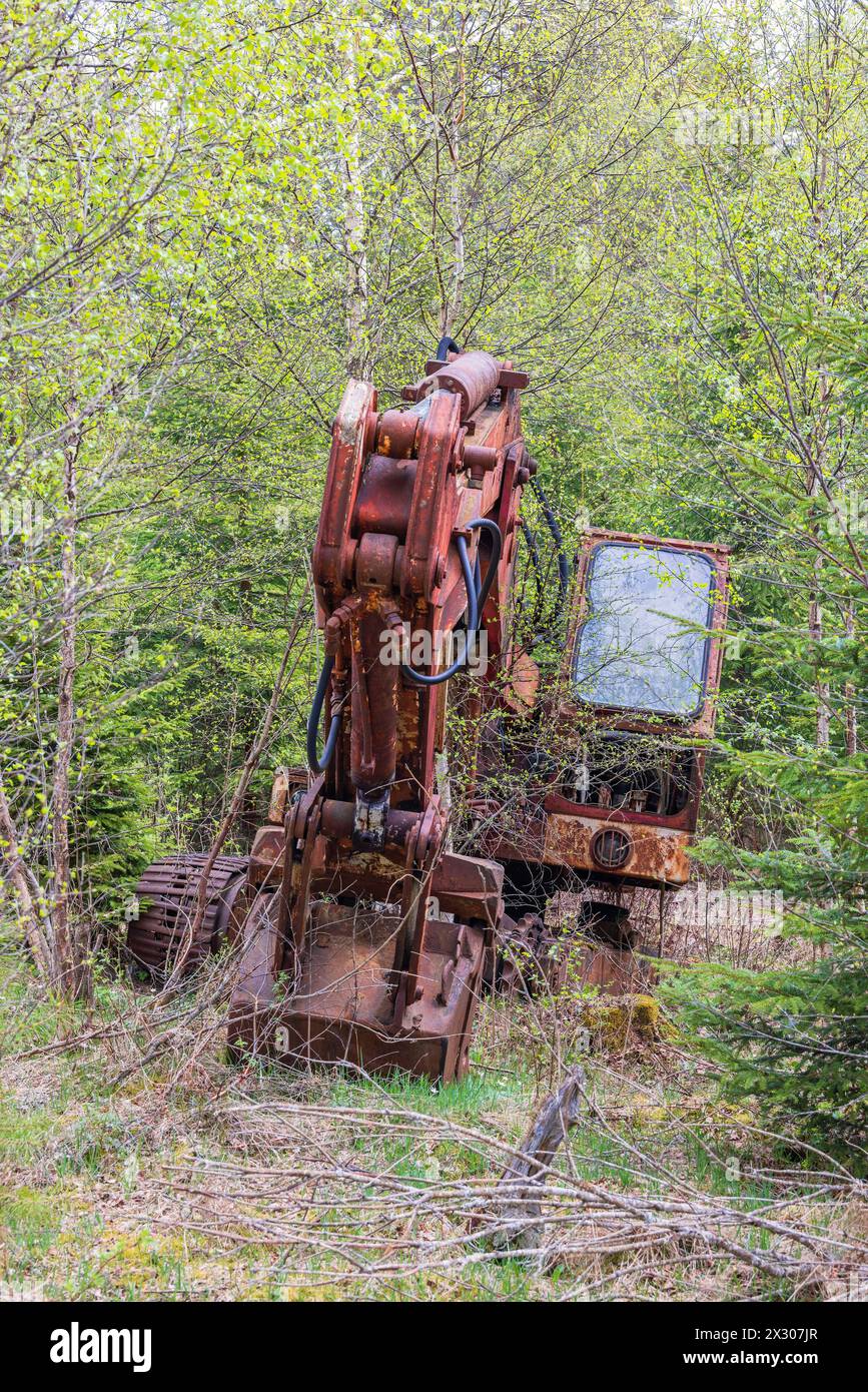 Abandoned old rusty excavator in the woodland Stock Photo - Alamy