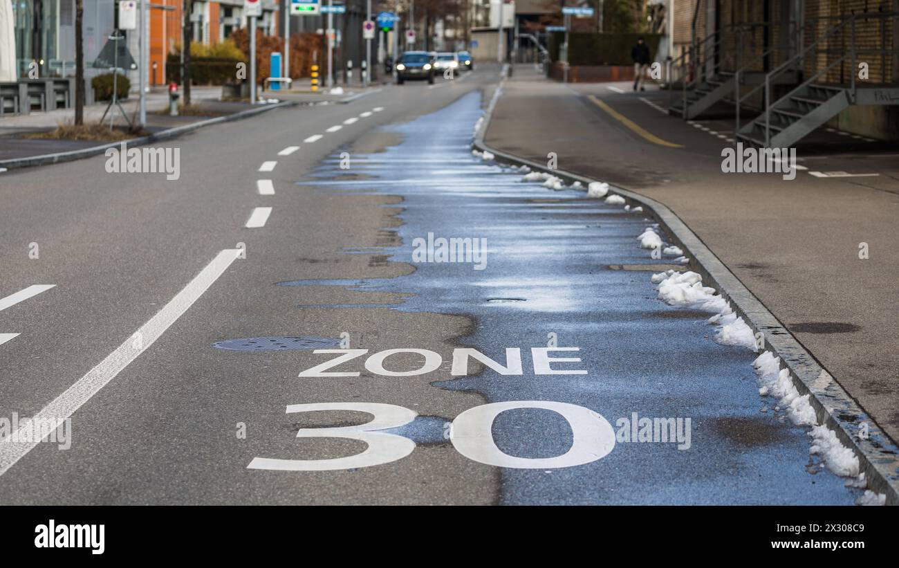 Zürich, Schweiz - 11. Januar 2021: Ein Symbol markiert auf der Strasse ...