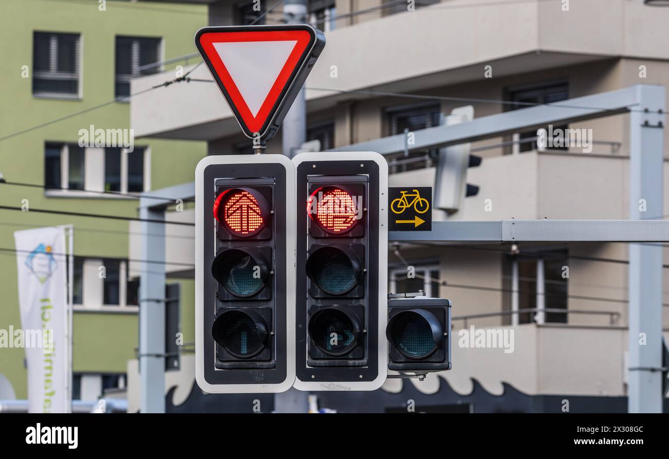 Zürich, Schweiz - 11. Januar 2021: Eine rote Ampel mit einem gelben ...