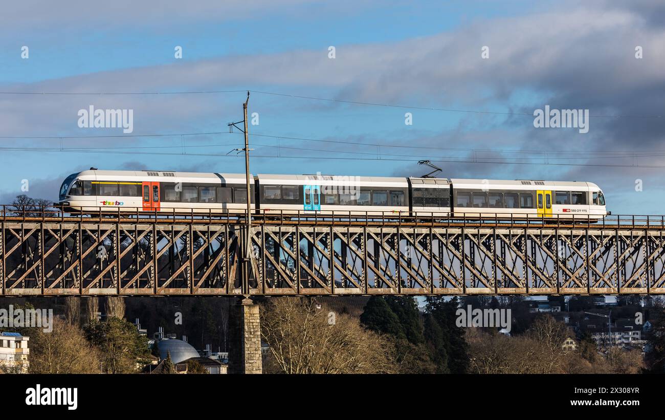 Schaffhausen, Schweiz - 17. Januar 2021: Ein Thurbo-Zug fährt von ...