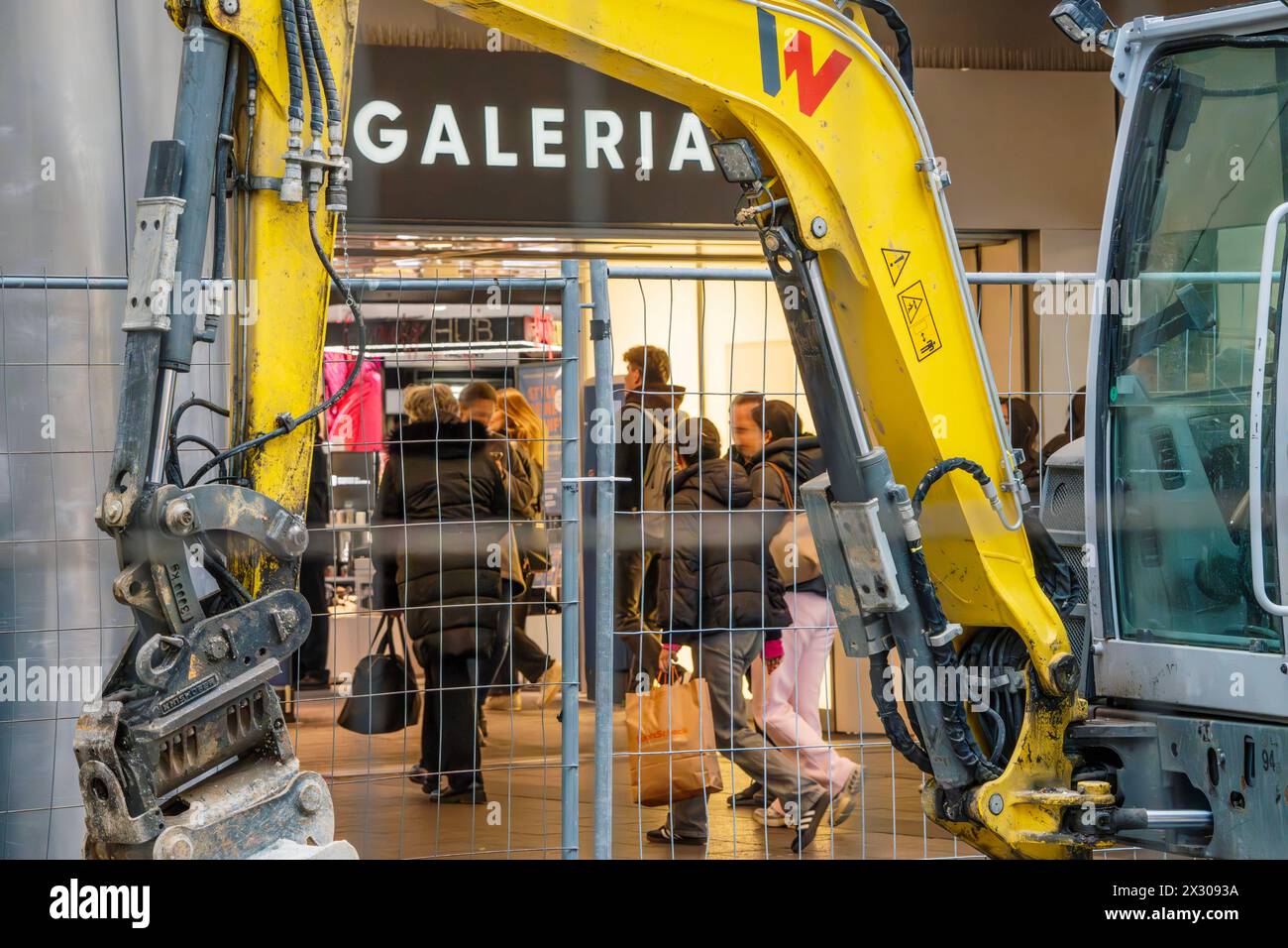 Baustelle vor Galeria am Marienplatz, Symbolfoto Umbau der insolventen ...