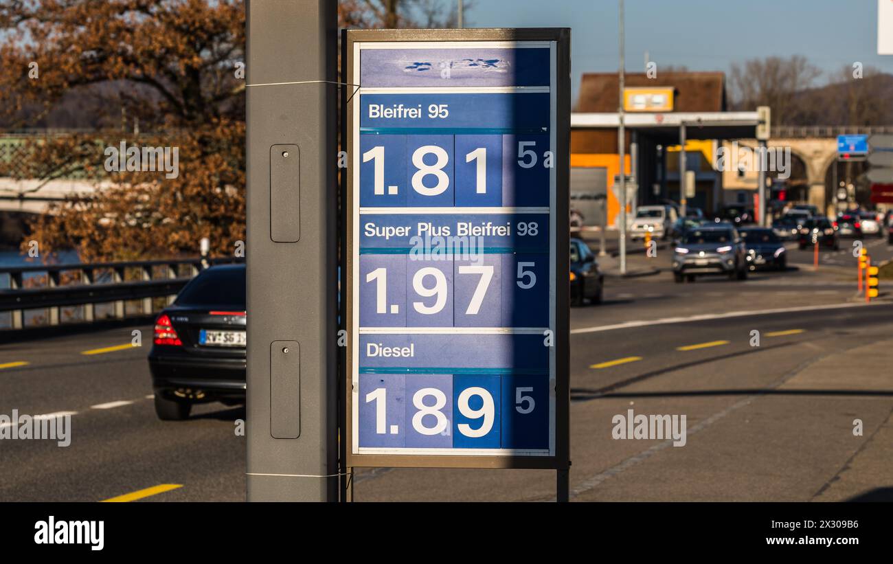 Koblenz, Schweiz - 13. Februar 2022: Die Benzinpreise in der Schweiz ...
