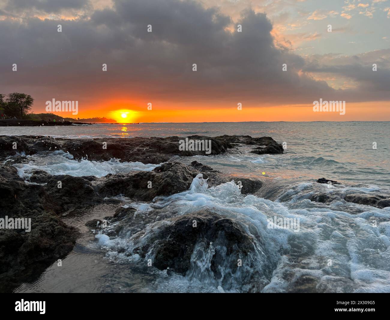 Lashing waves hi-res stock photography and images - Alamy