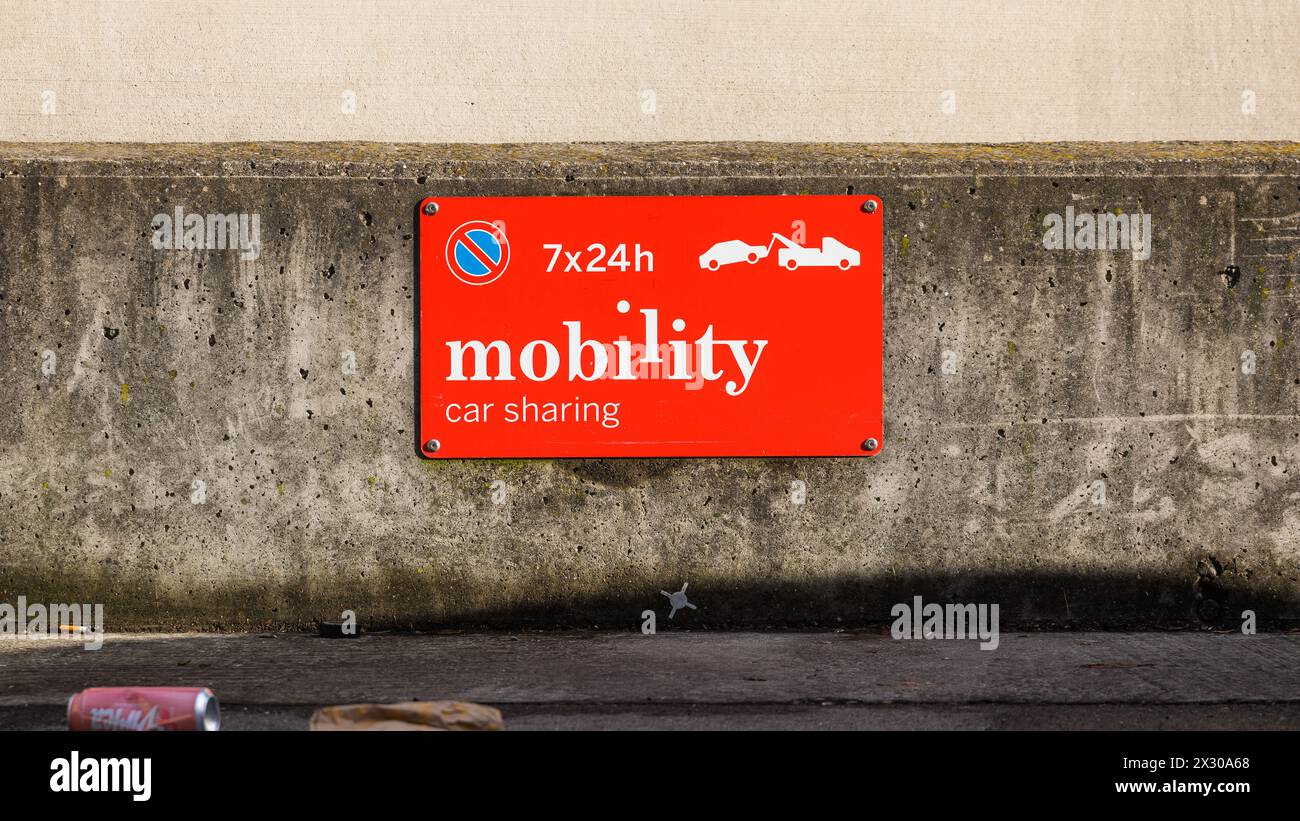 Zürich, Schweiz - 11. Januar 2022: Ein Schild bei einem Parkplatz beim ...