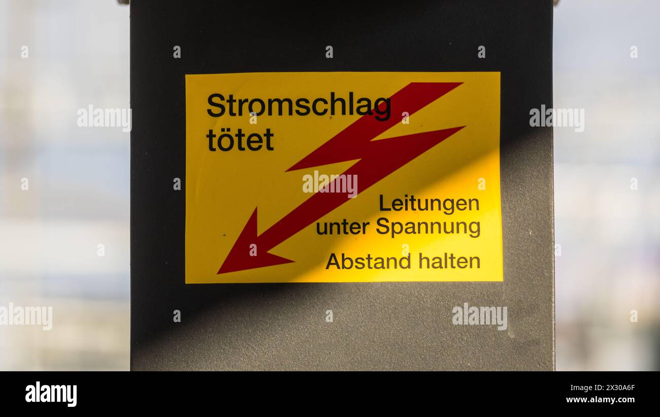 Zürich, Schweiz - 11. Januar 2022: Ein Schild am Bahnhof Oerlikon ...