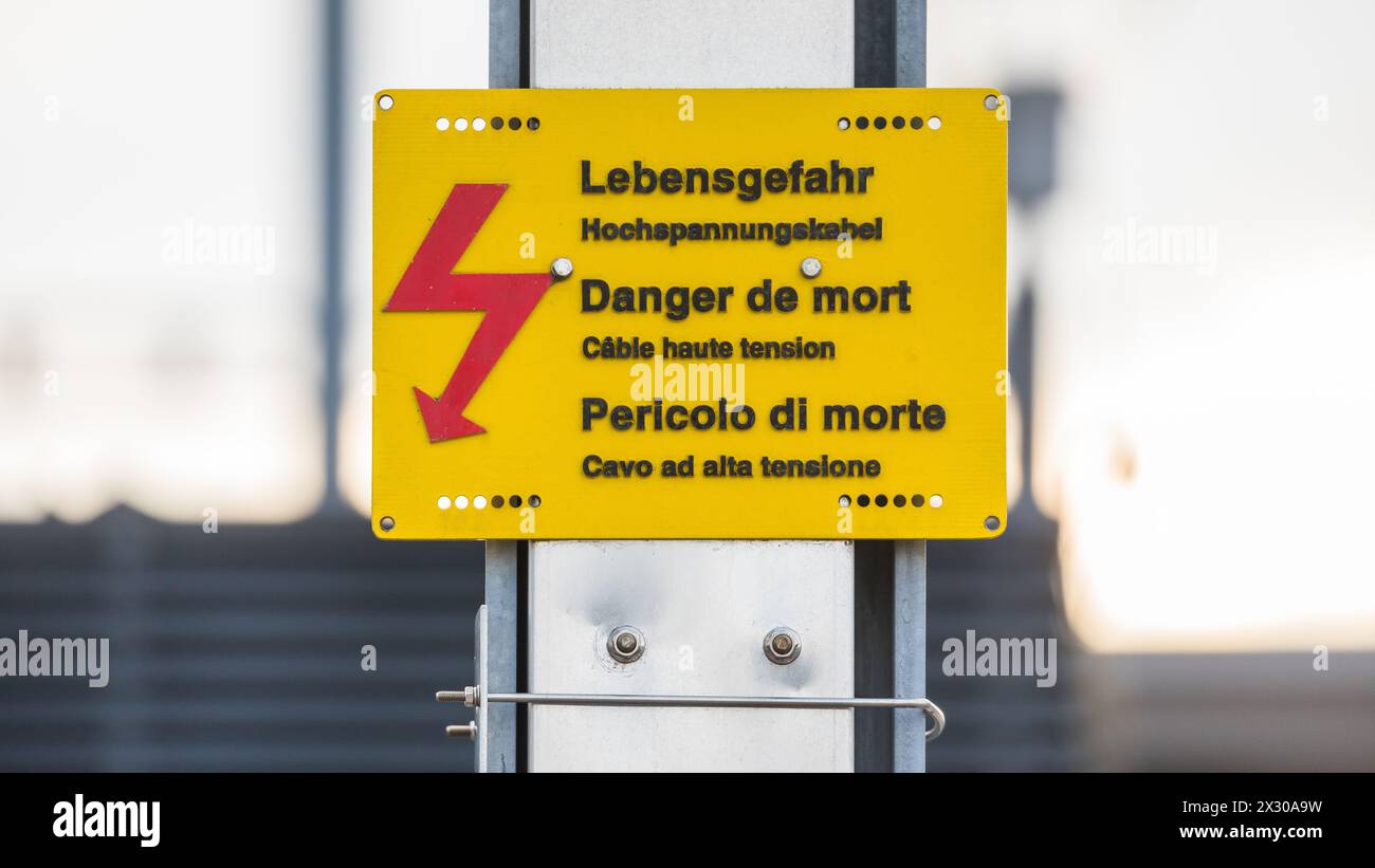 Zürich, Schweiz - 11. Januar 2022: Ein Schild weisst auf Lebensgefahr ...