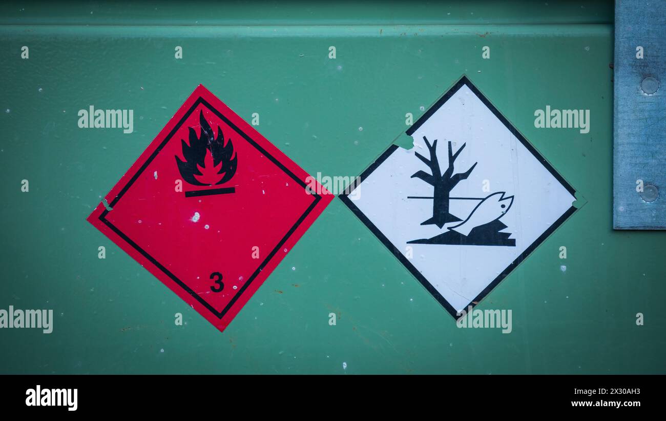 Zürich, Schweiz - 23. Januar 2022: Gefahrensymbole an einem ...