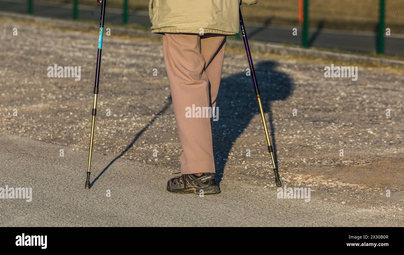 Oberglatt, Schweiz - 25. Januar 2022: Ein Rentner spaziert mit ...